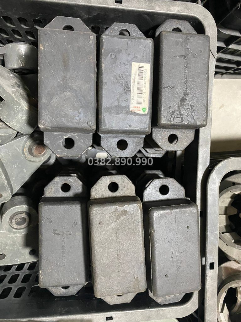 Cao su kê nhíp trước AZ9323520010 – PHỤ TÙNG HOWO