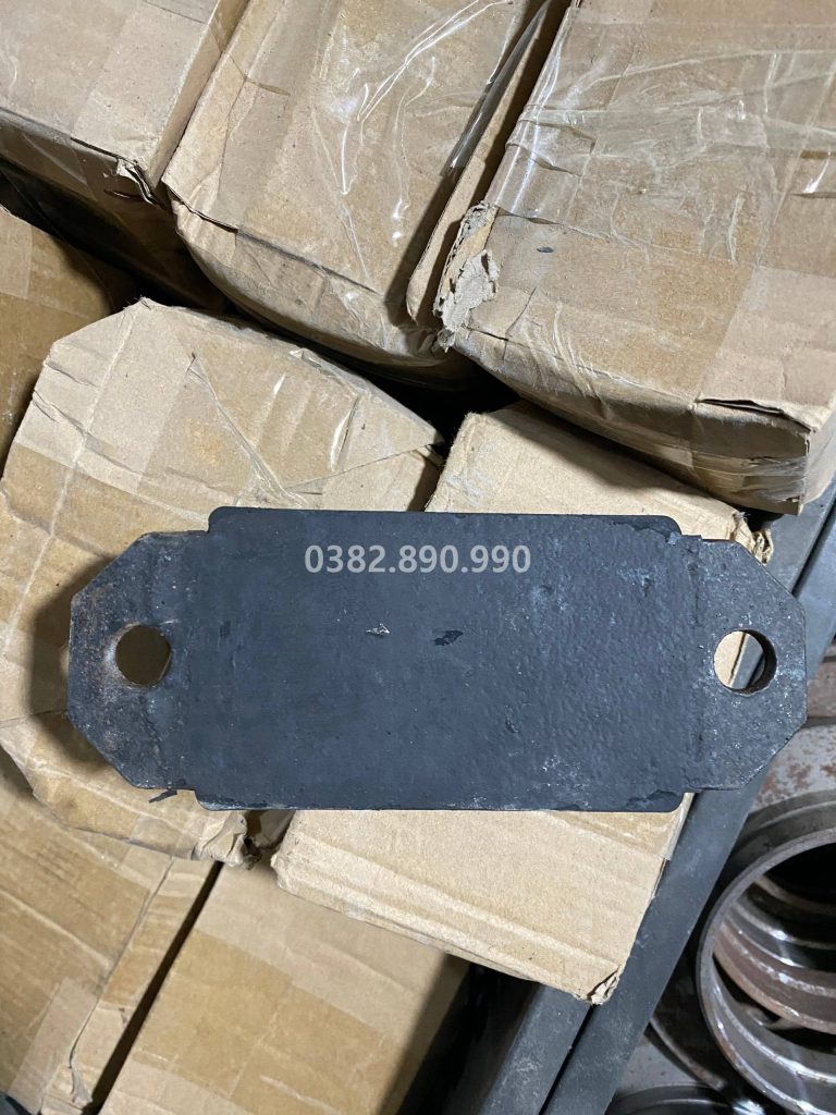 Cao su kê nhíp trước AZ9323520010 – PHỤ TÙNG HOWO