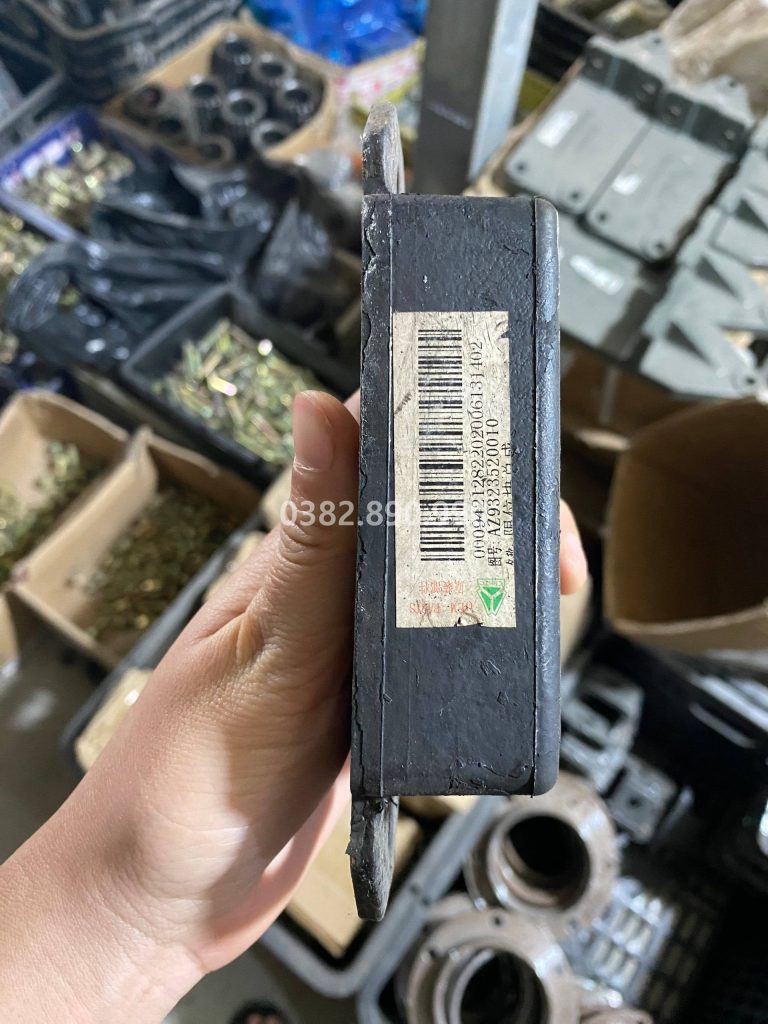 Cao su kê nhíp trước AZ9323520010 – PHỤ TÙNG HOWO